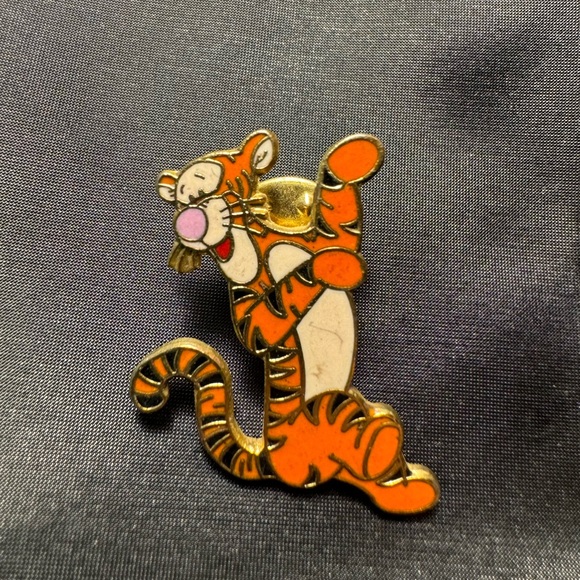 Disney | Accessories | Vintage Disneys Winnie The Pooh Tigger Pin ...